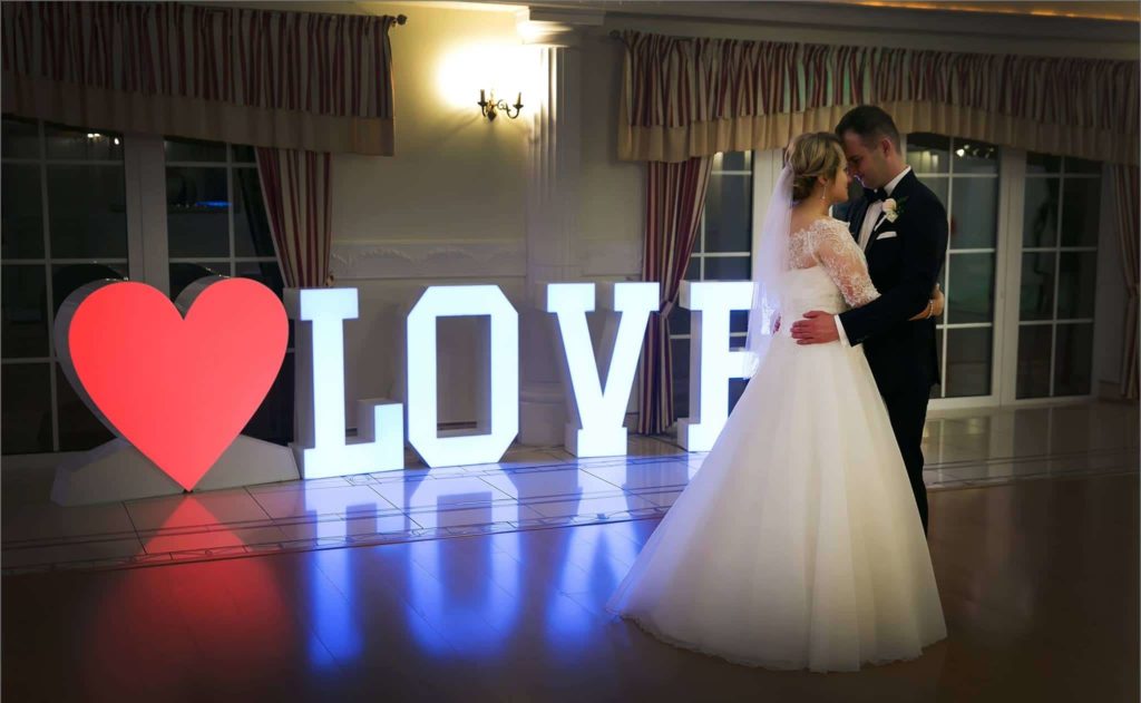 Napis Love z Sercem ! Sprawdzi się do dekoracji sali weselnej.
